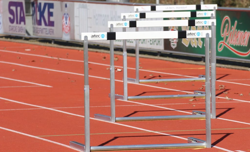 Competition hurdles with aluminium hurdle trolley || artec®