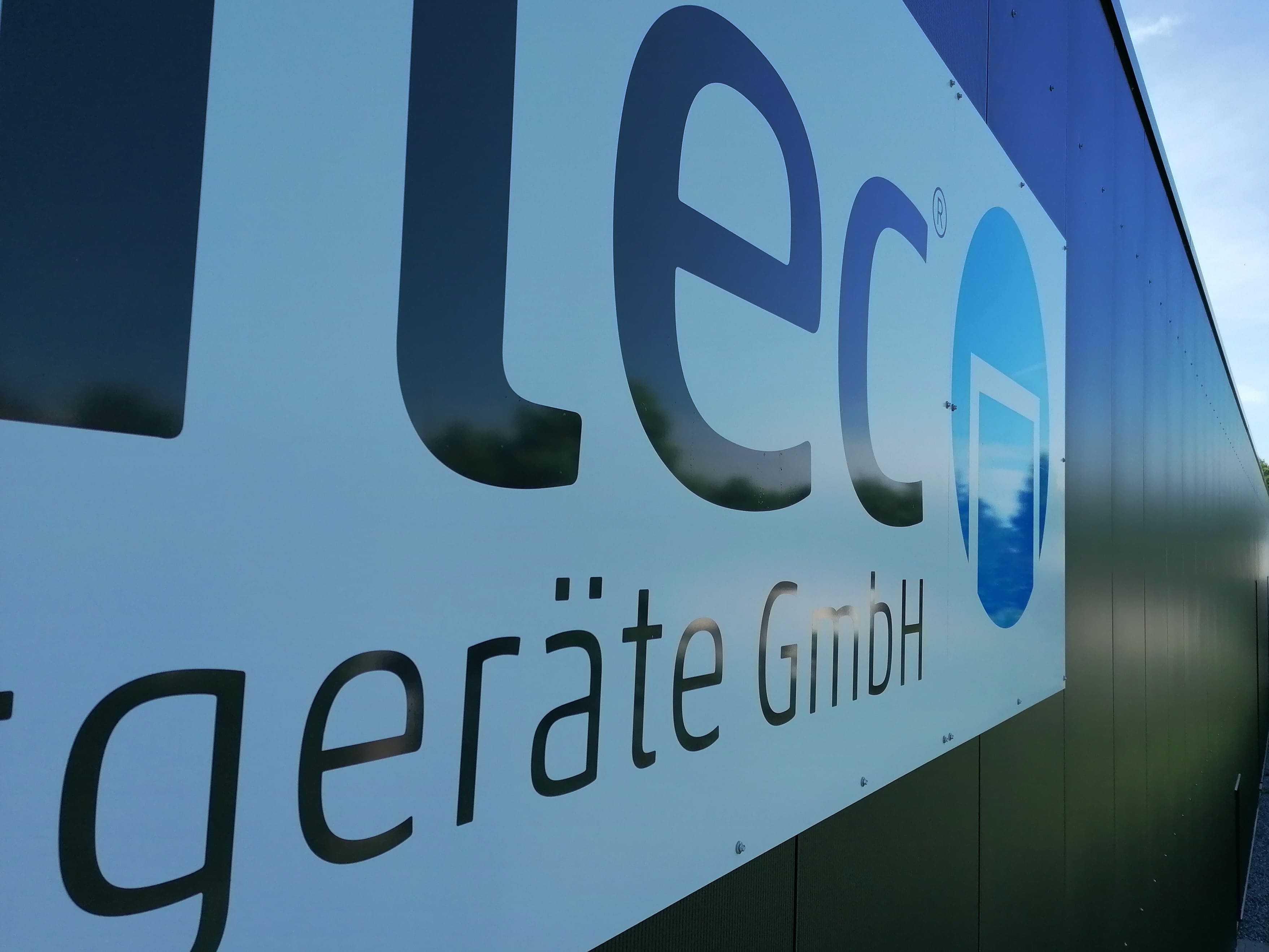 Neue Firmenschilder für Firmengebäude || artec® Sportgeräte